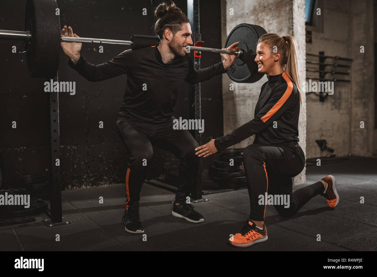 Personal training squat Banque de photographies et d’images à haute ...
