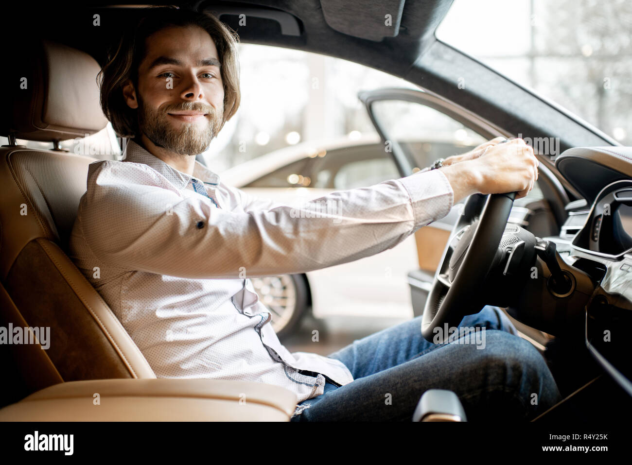 Bel homme dans une voiture de luxe Banque de photographies et d’images ...
