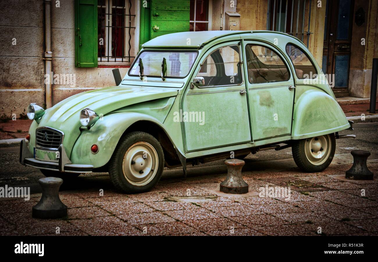 Citroen bleu 2cv Banque de photographies et d’images à haute résolution ...