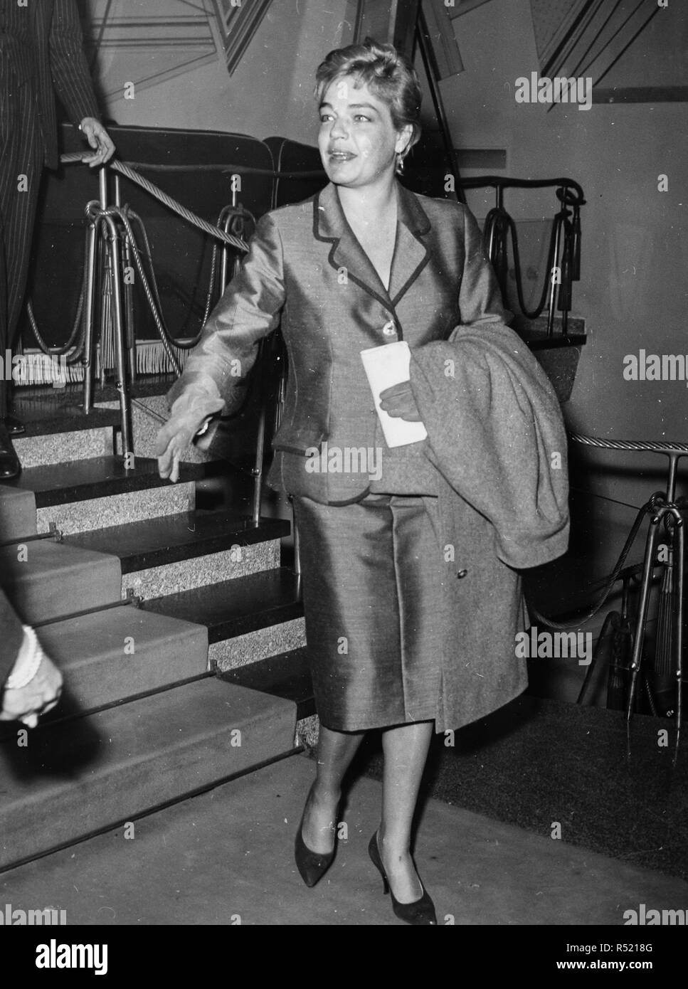 Actress simone signoret Banque de photographies et d’images à haute ...