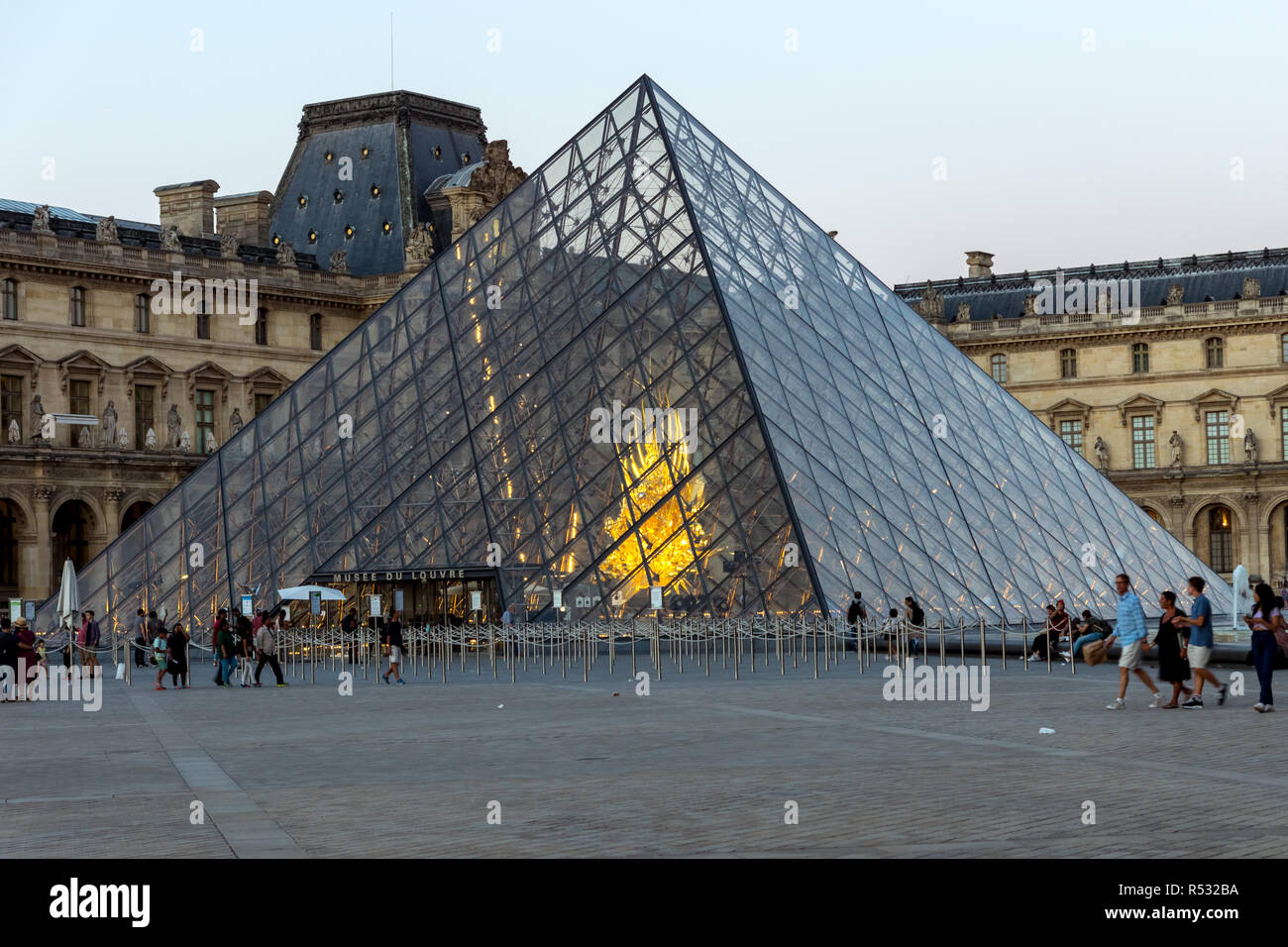 Pyramide paris Banque de photographies et d’images à haute résolution ...