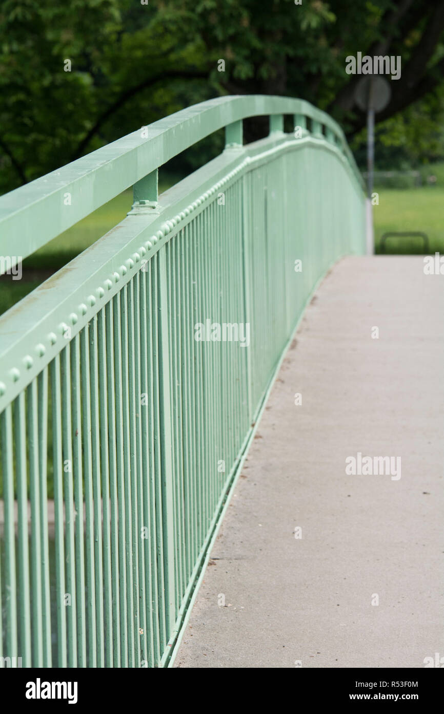 Steel Parapet Bridge Banque d'image et photos - Alamy