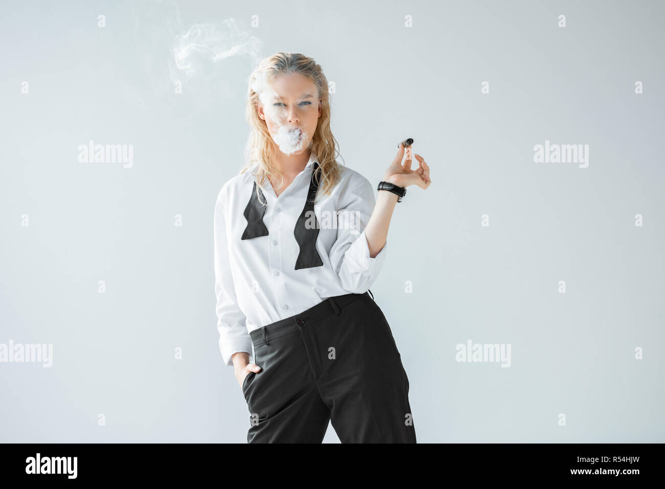 Fille qui fume des vogue Banque de photographies et d’images à haute ...