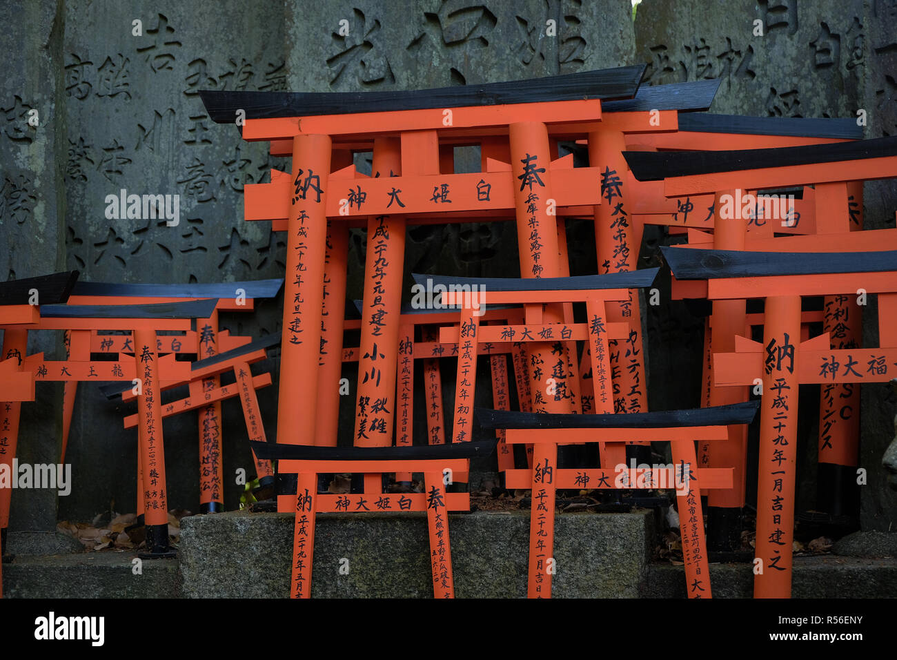 Stone torii gates Banque de photographies et d’images à haute ...