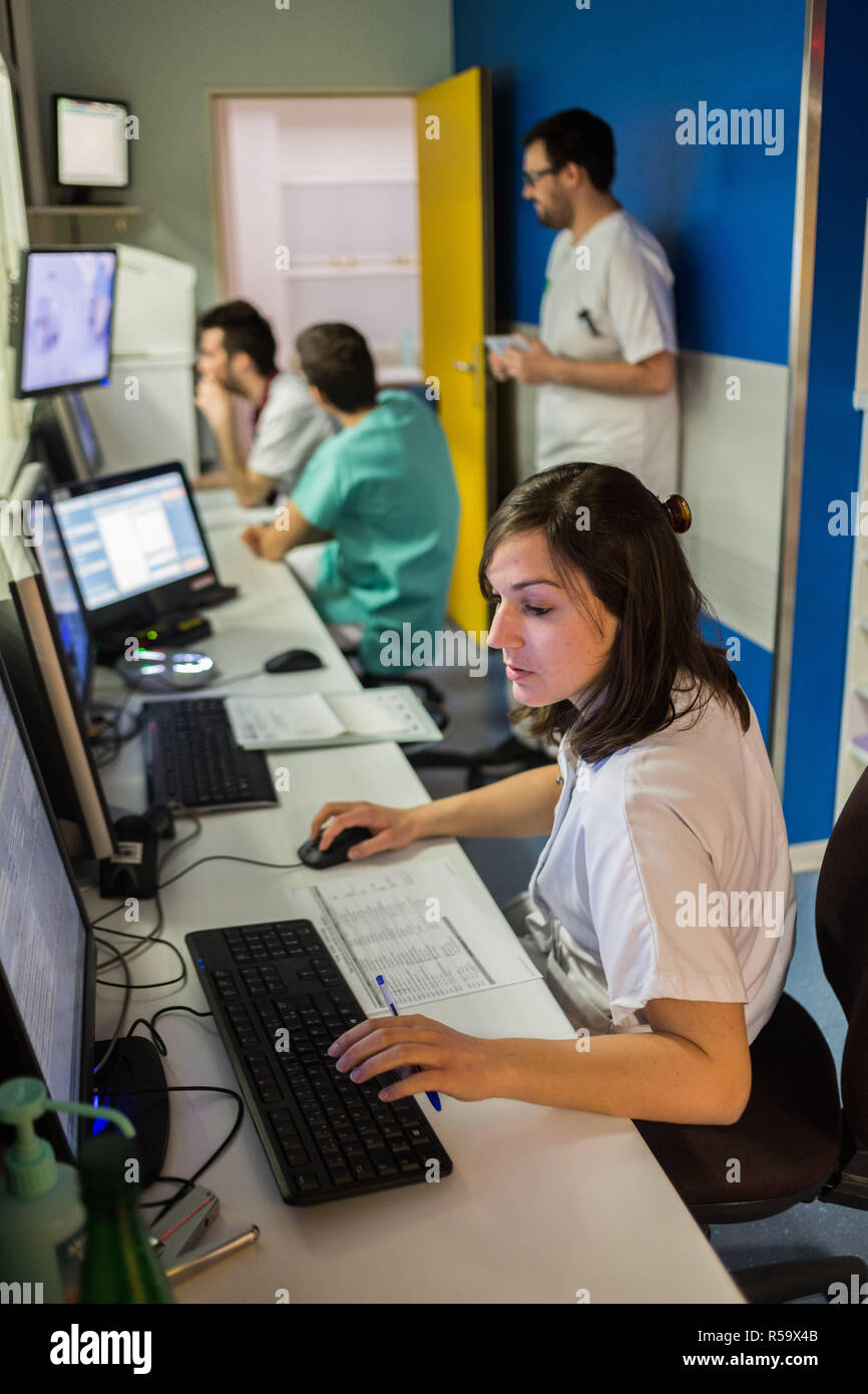 Radiologie manipulateur Banque de photographies et d’images à haute ...