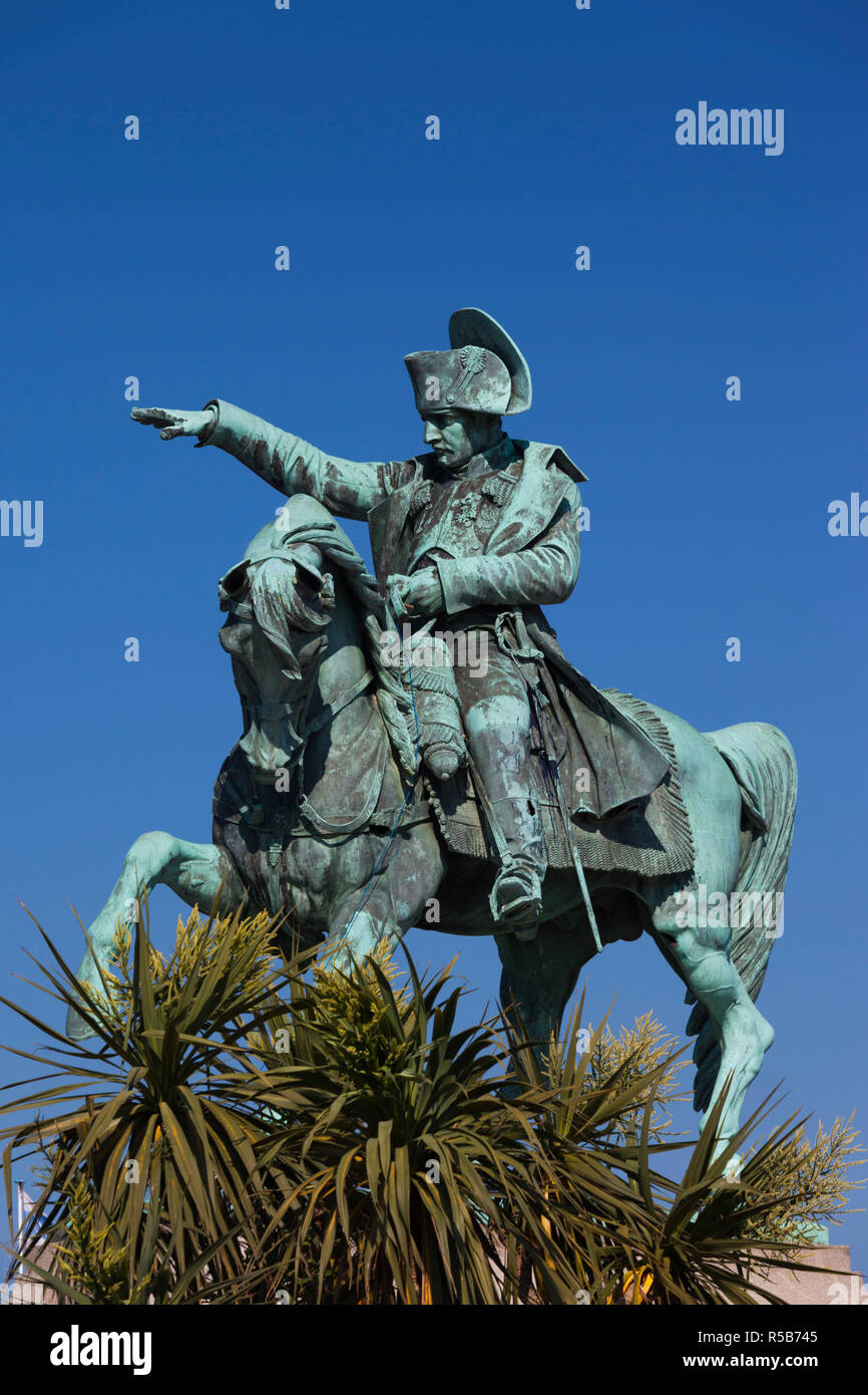 France, Normandie, Manche, Cherbourg-Octeville, Place Napoléon, statue ...