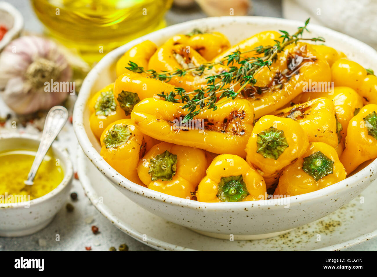 Apéritif charcuterie de poivrons rôtis à l'ail, le thym et les épices ...