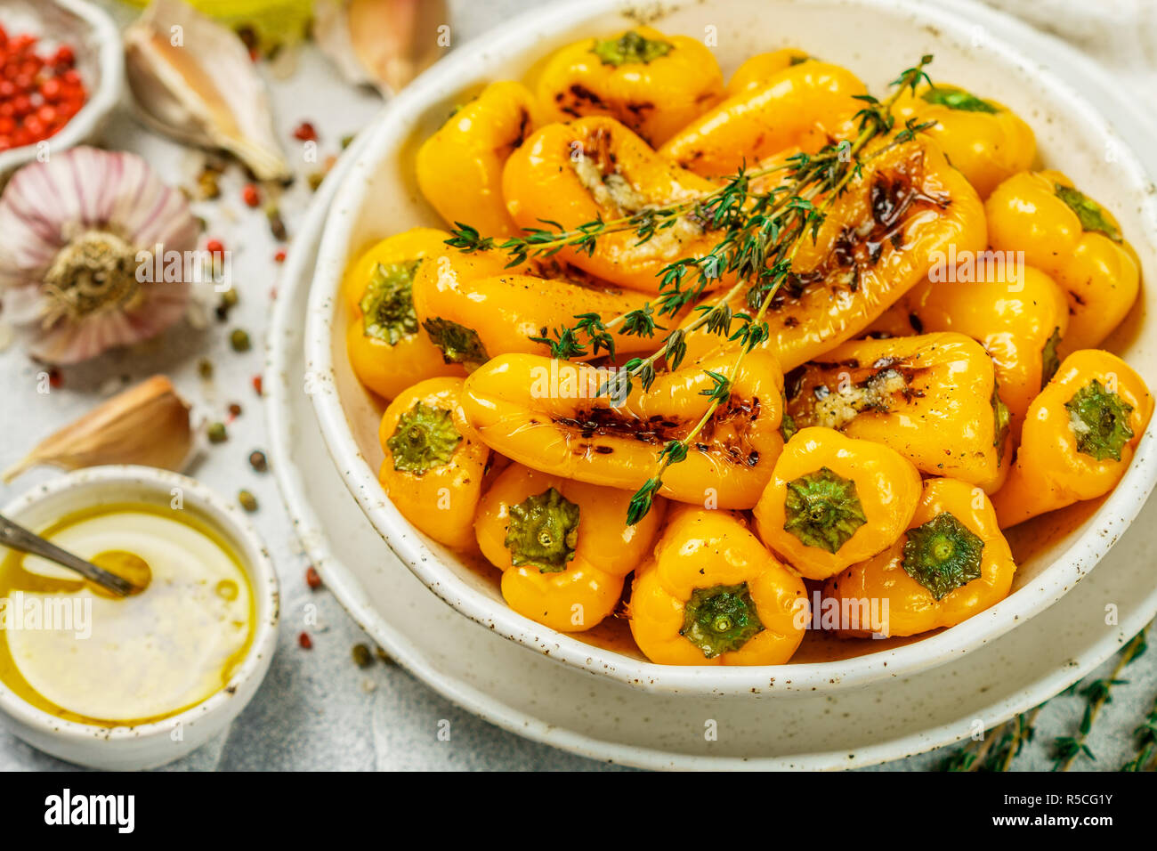 Apéritif charcuterie de poivrons rôtis à l'ail, le thym et les épices ...
