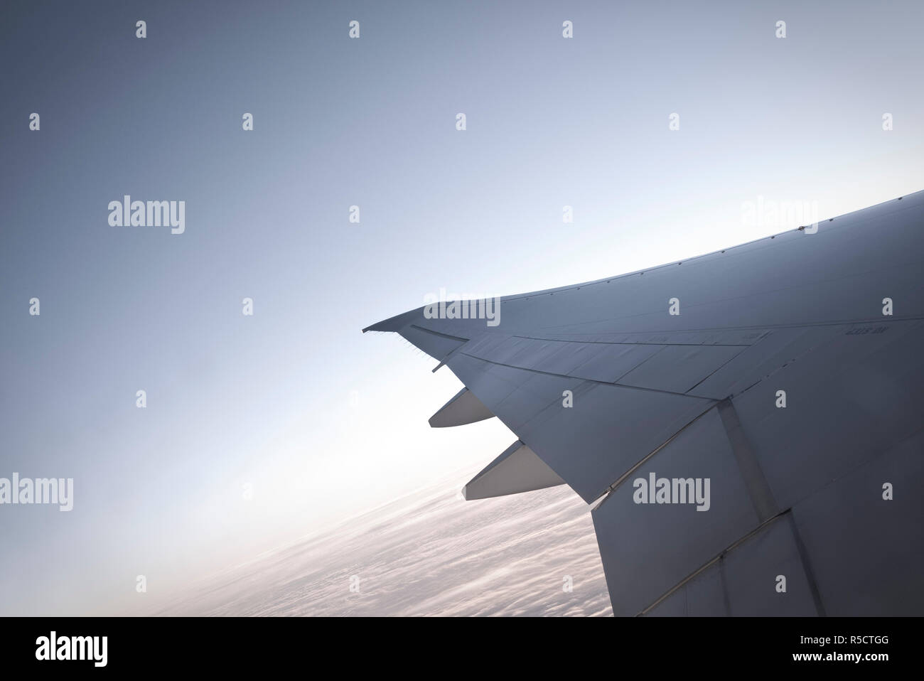 Boeing 777 aircraft window Banque de photographies et d’images à haute ...