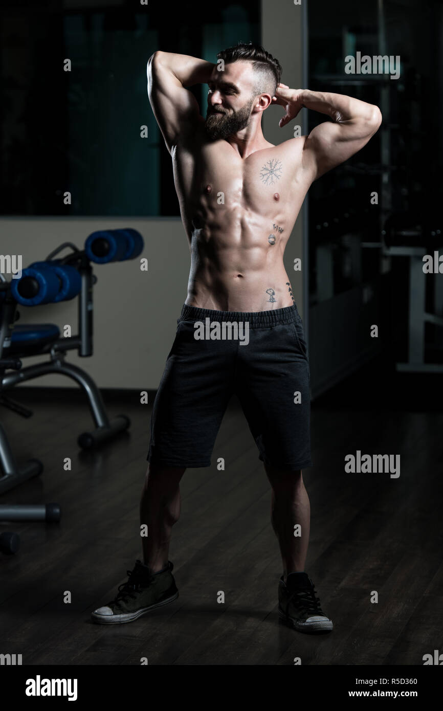 Portrait d'un jeune homme en bonne forme physique montrant son corps ...