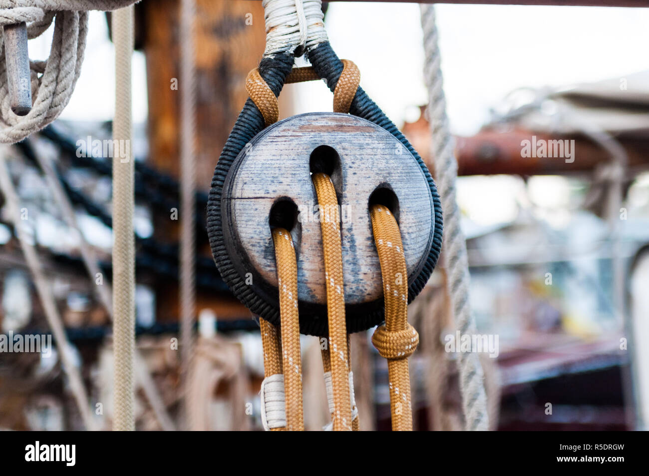 Tirez sur une corde Banque de photographies et d’images à haute ...