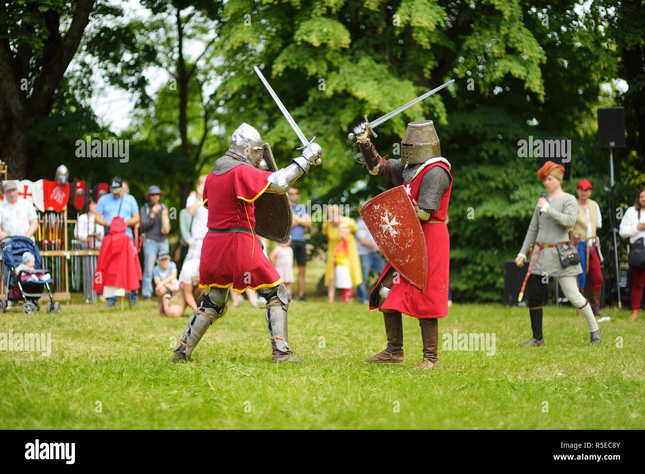 Les gens qui portent des costumes de chevalier lutte au cours de ...