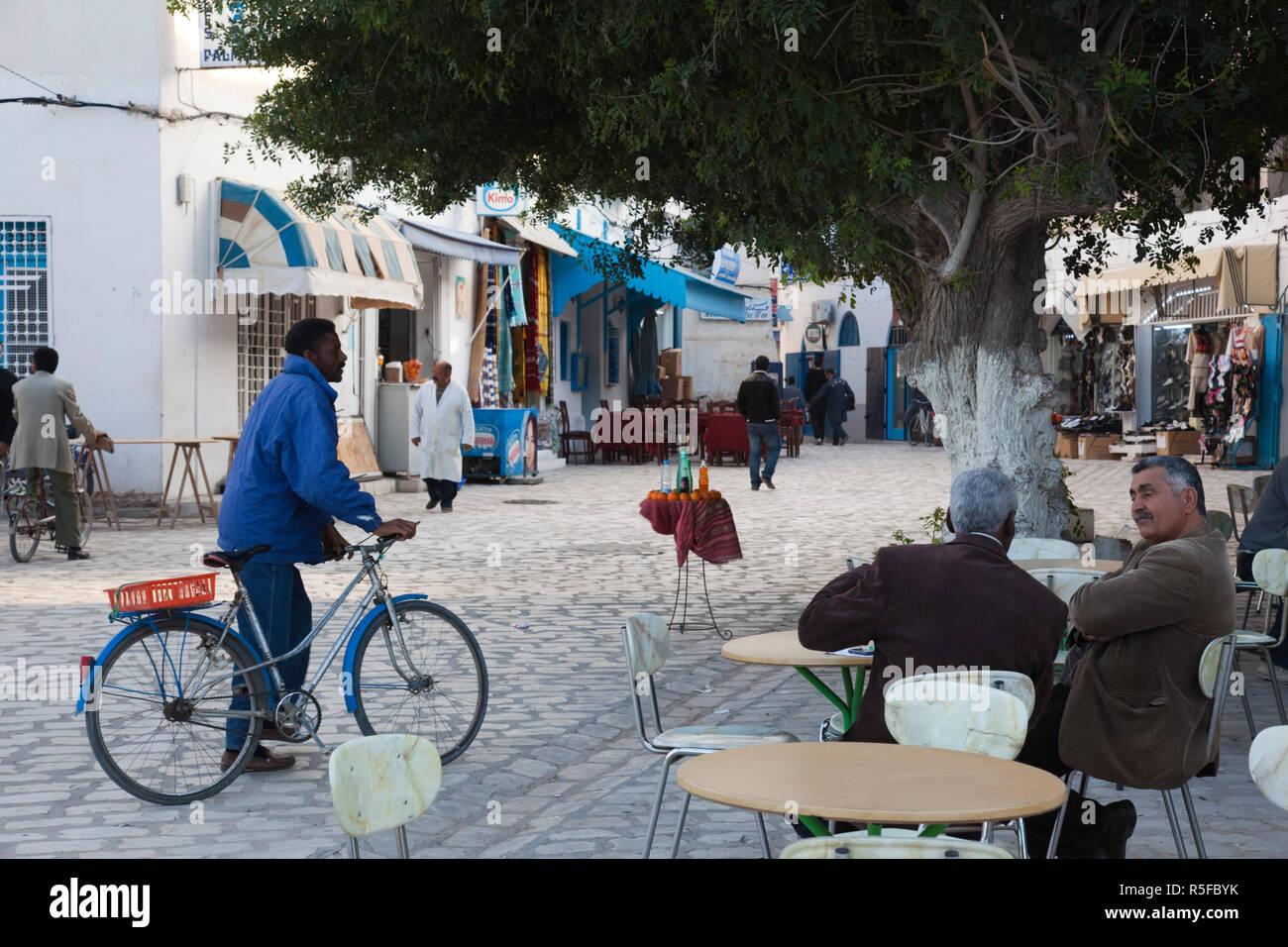 La Tunisie, l'île de Djerba, Houmt Souk, outdoor cafe Photo Stock - Alamy