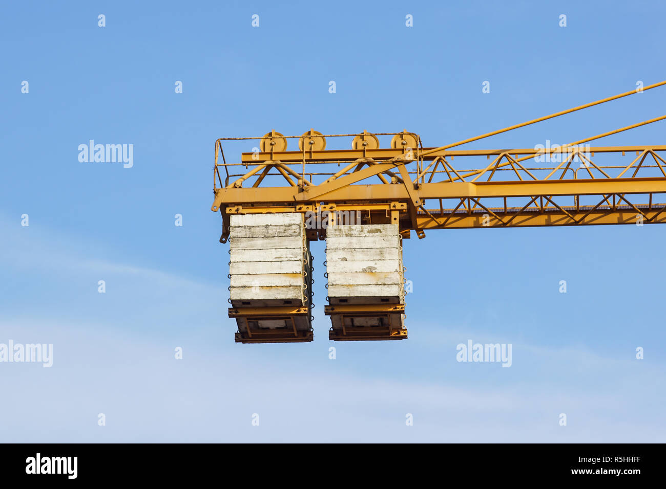 Le contrepoids de la grue a tour au travail Photo Stock - Alamy