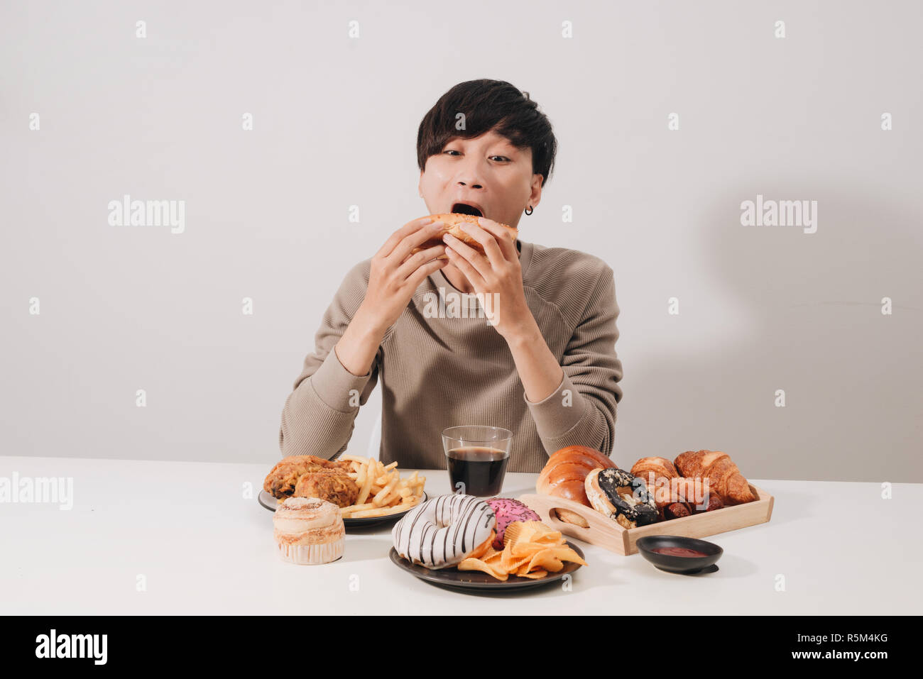 Fat man sitting Banque de photographies et d’images à haute résolution ...