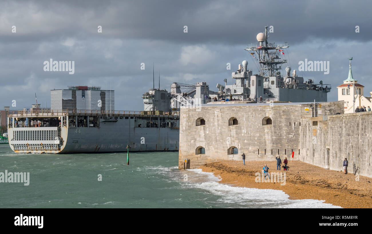 Amphibious transport dock uss gunston hall lsd 44 Banque de photographies et d’images à haute ...