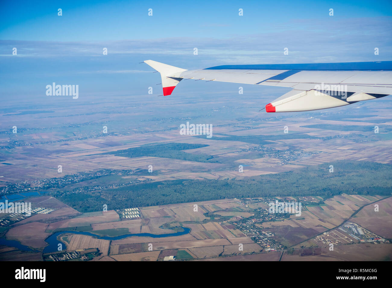 Avion survolant la forêt Banque de photographies et d’images à haute ...