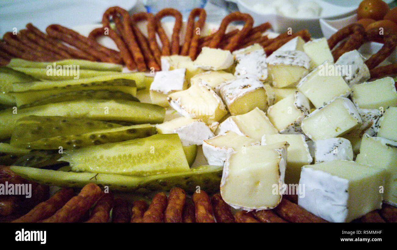 Grand plateau de tranches de cornichon, hermelin fromage et saucisses ...