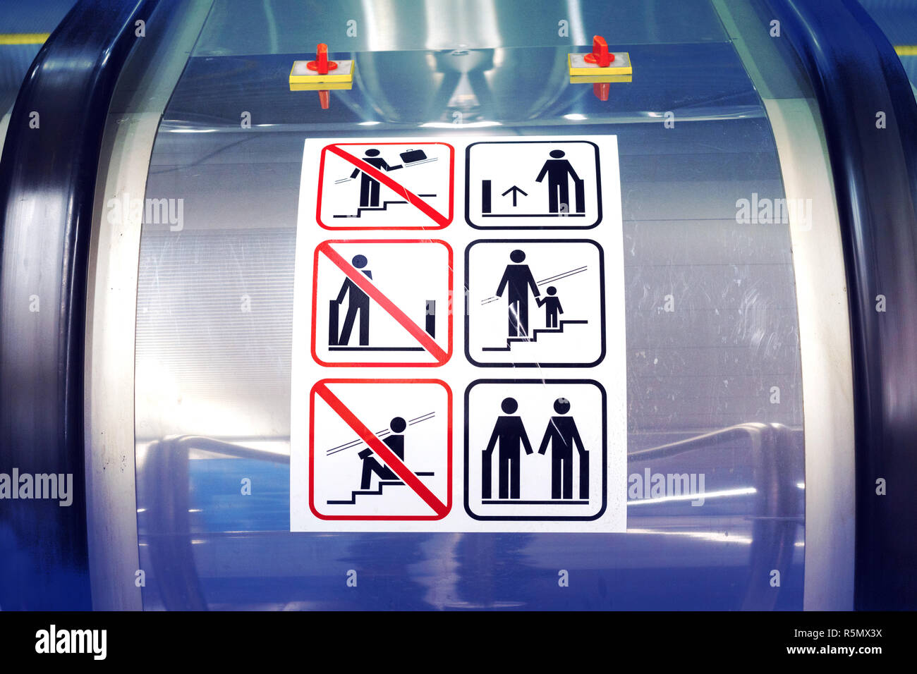 Sign escalator safety Banque de photographies et d’images à haute résolution - Alamy