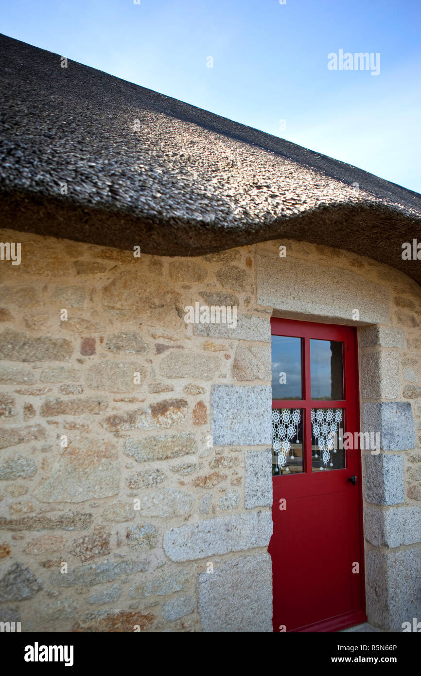 Maison bretonne au toit de chaume Banque de photographies et d’images à haute résolution - Alamy