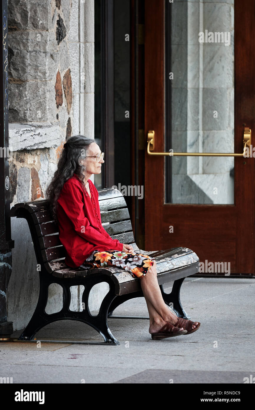 Vieille Dame Assise Sur Un Banc En Bois Banque De Photographies Et D