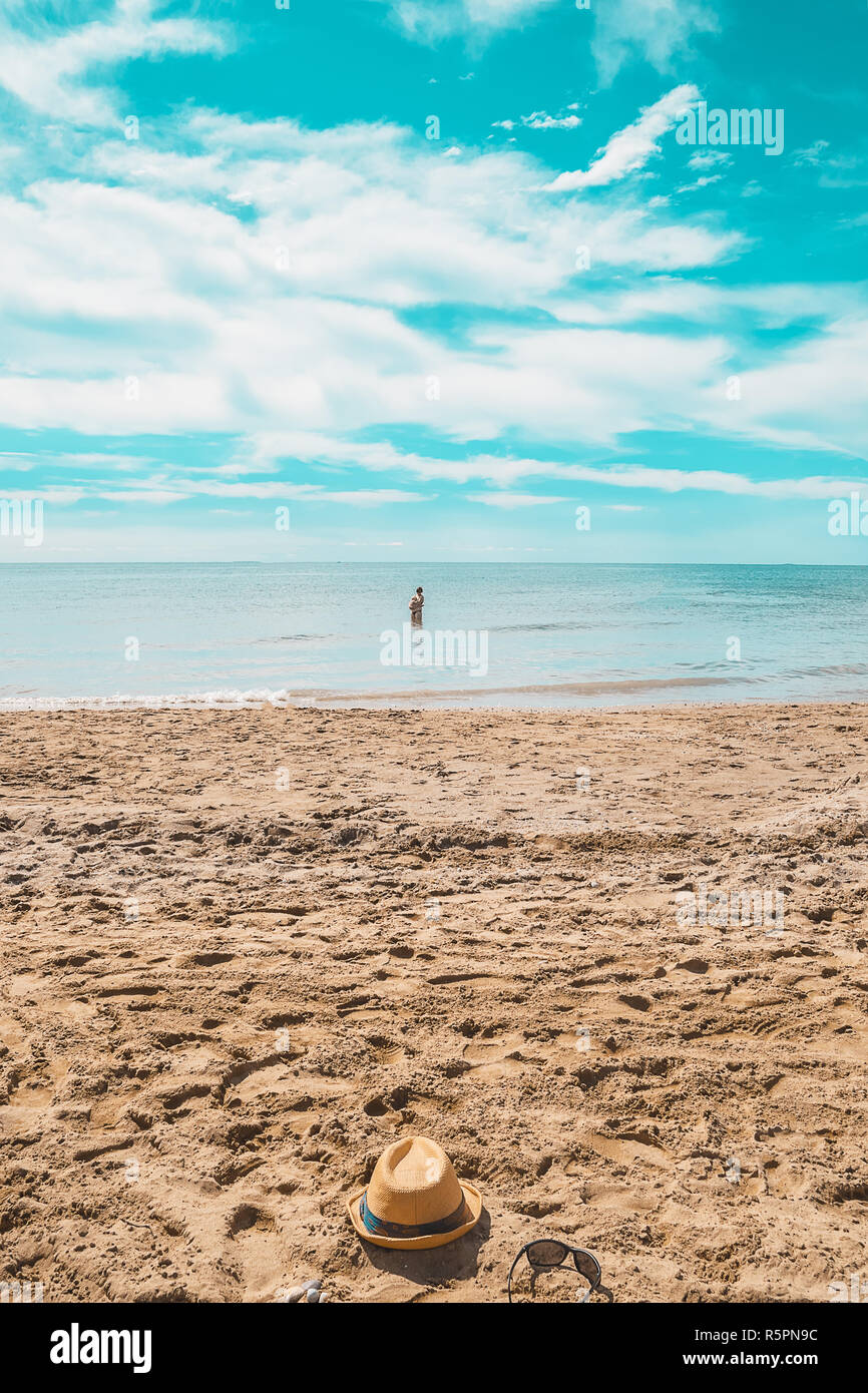 Et les lunettes de soleil sur le sable contre la mer turquoise ...