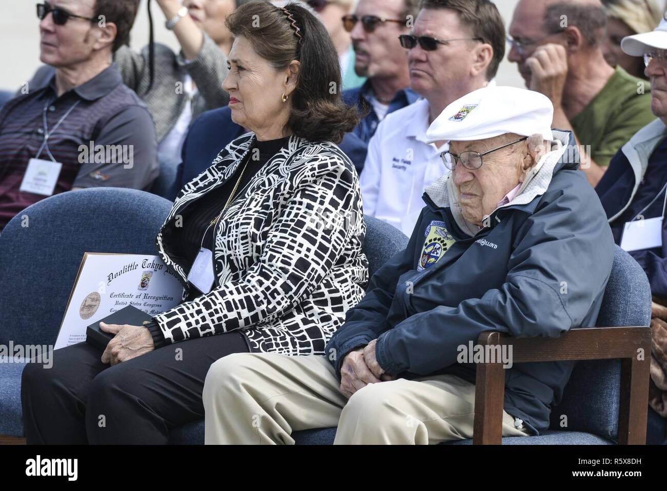 Le lieutenant-colonel (ret.) Dick Cole, (avant droit) montres une ...