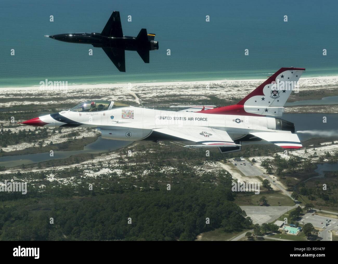 Le Major Nick Krajicek, Thunderbird # 4, vole dans une formation de ...