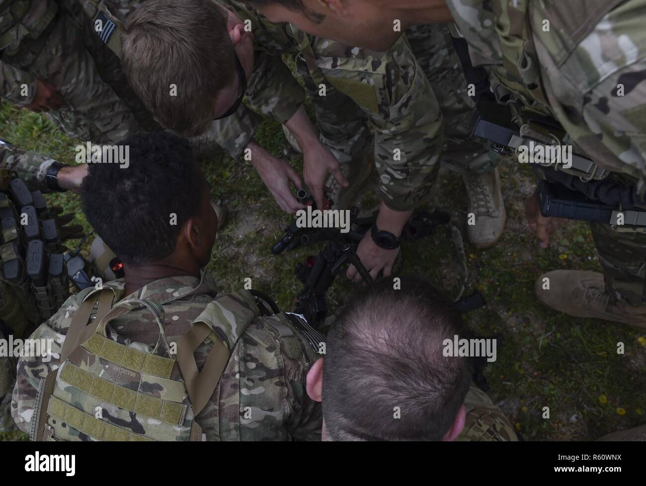 L'aviation de combat advisor les élèves avec le 6e Escadron d ...