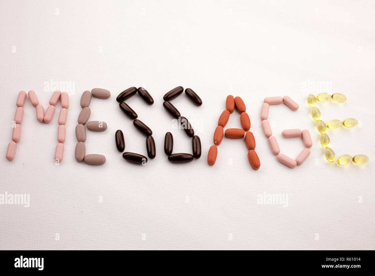 Lettre de scrabble avec le le mot bon Banque de photographies et d ...