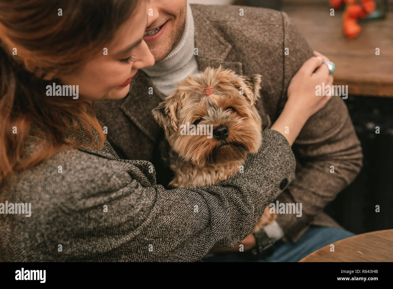 Une femme embrasse son chien Banque de photographies et d’images à ...