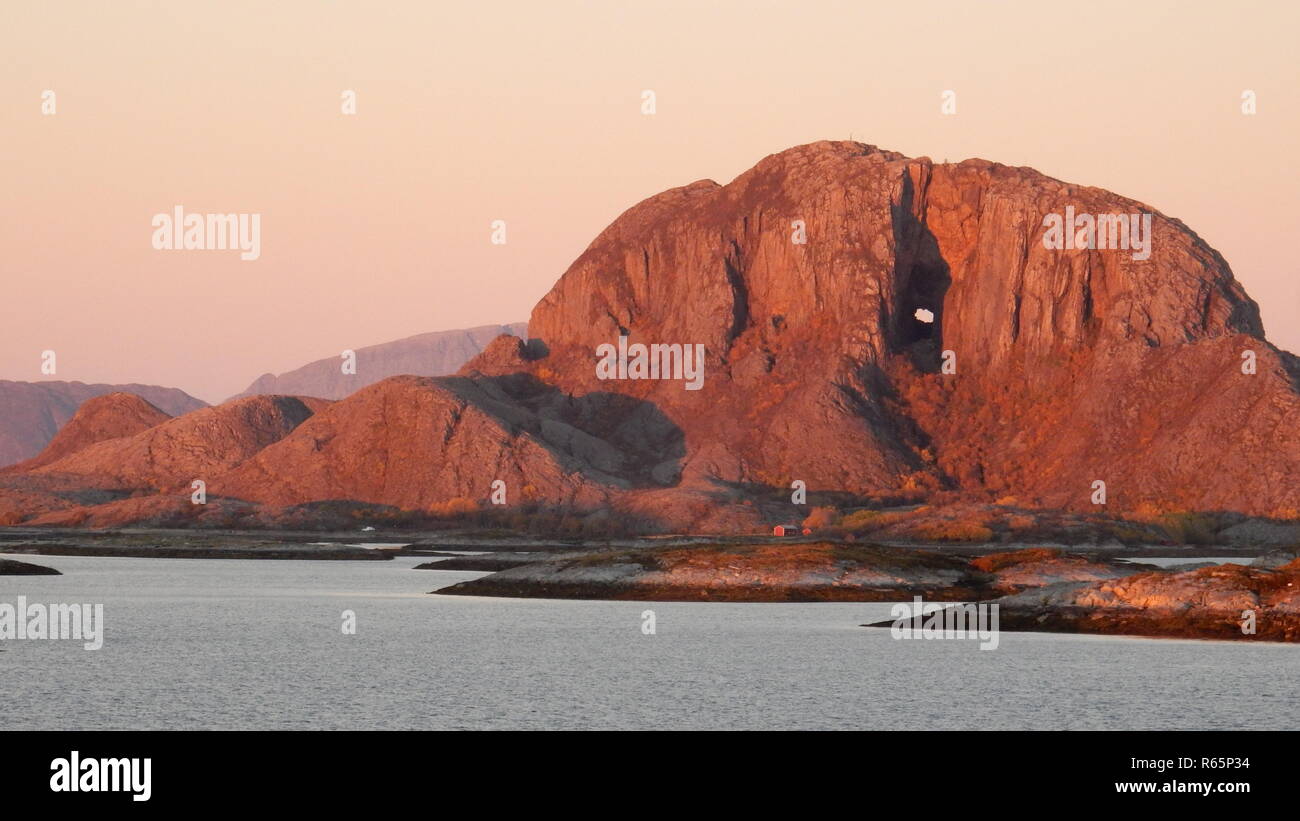 Trou de torghatten Banque de photographies et d’images à haute ...