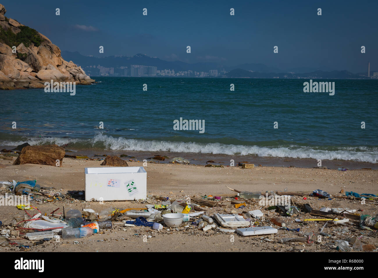 Pollution sur la plage Banque de photographies et d’images à haute ...
