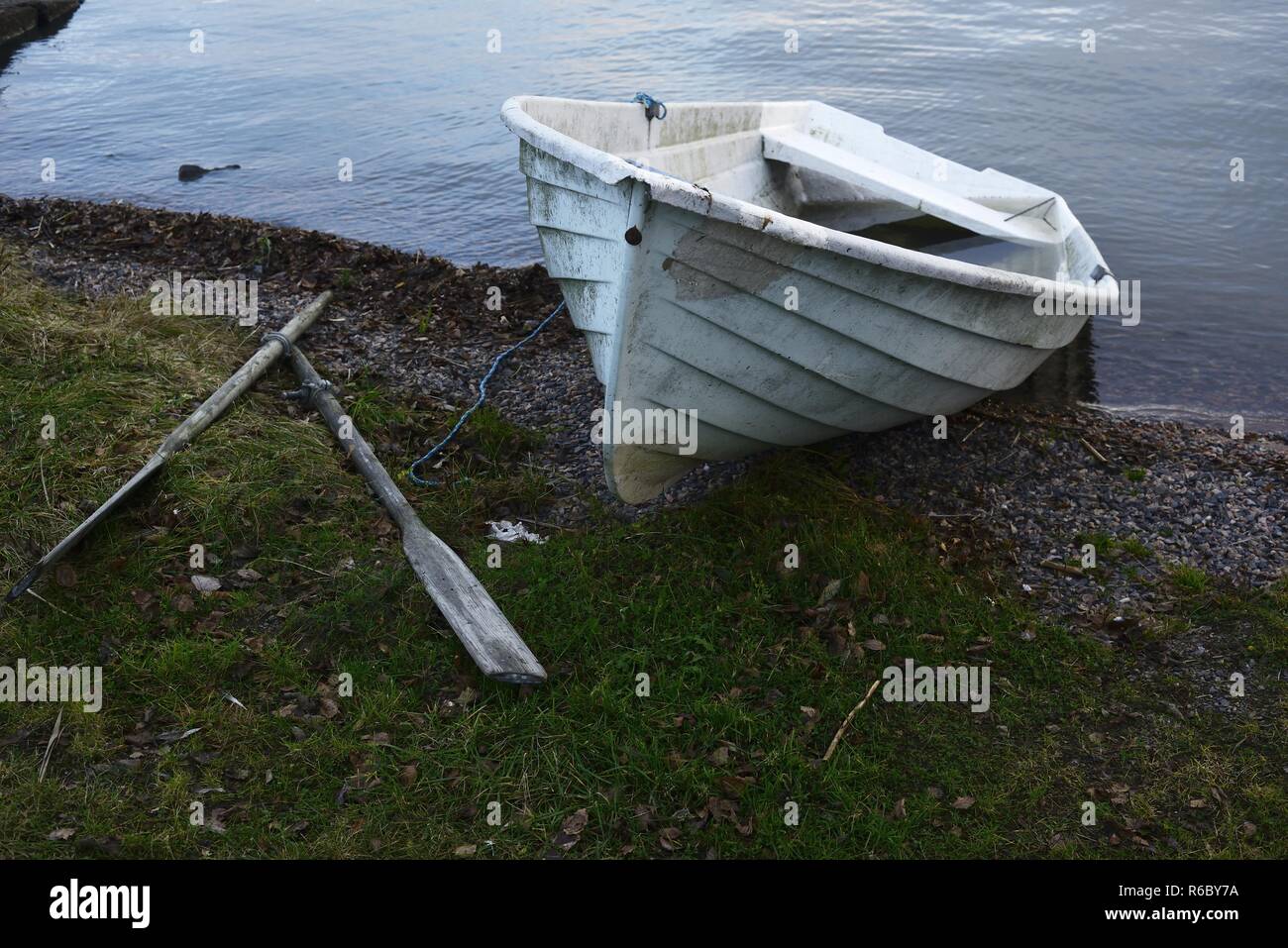 Bateau en bois avec rames Banque de photographies et d’images à haute ...