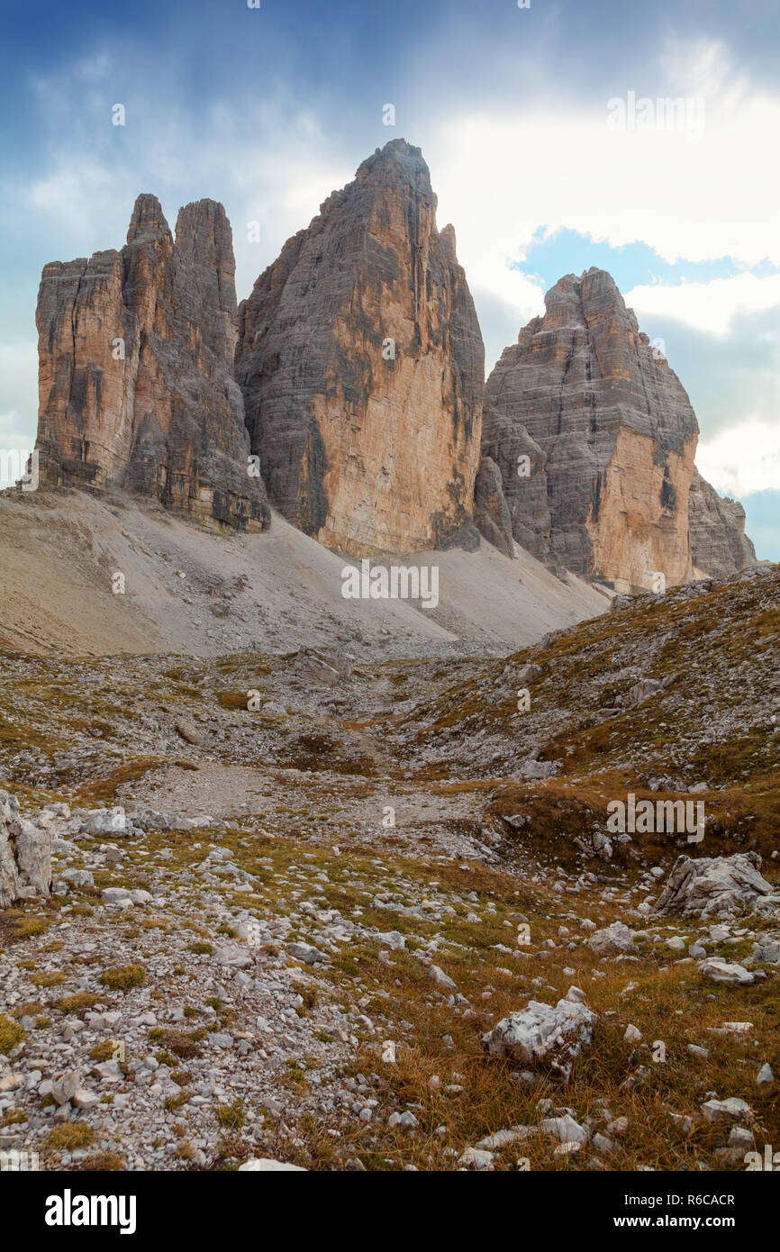 Tre Cime di Lavaredo dans un cadre magnifique dans les Dolomites Photo ...