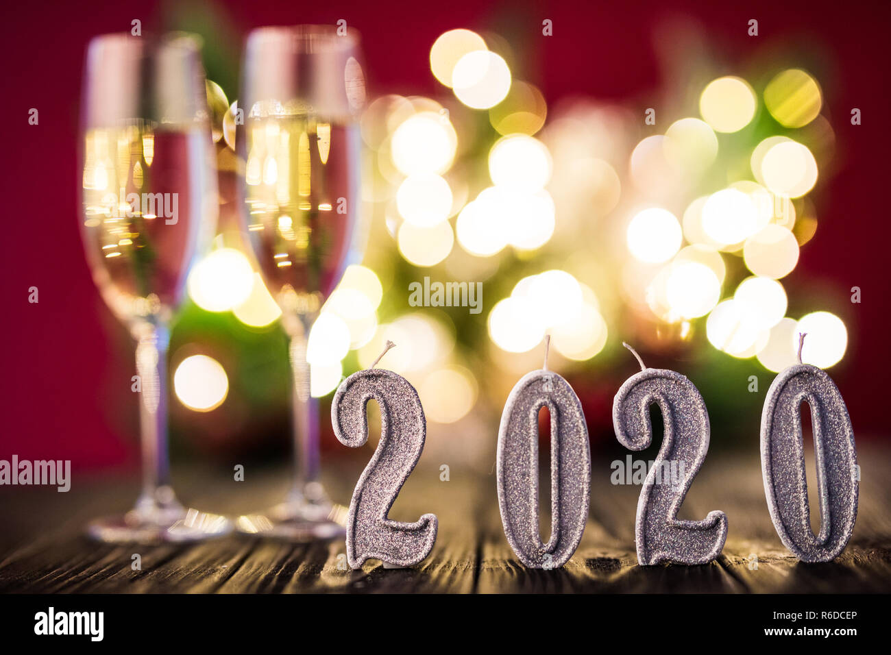 Deux flûtes de champagne au Nouvel An 2020 décoration Photo Stock - Alamy