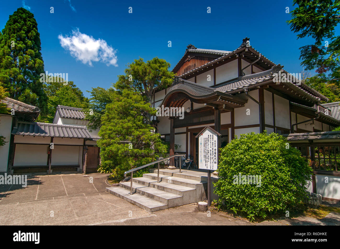 Shoren in temple Banque de photographies et d’images à haute résolution ...