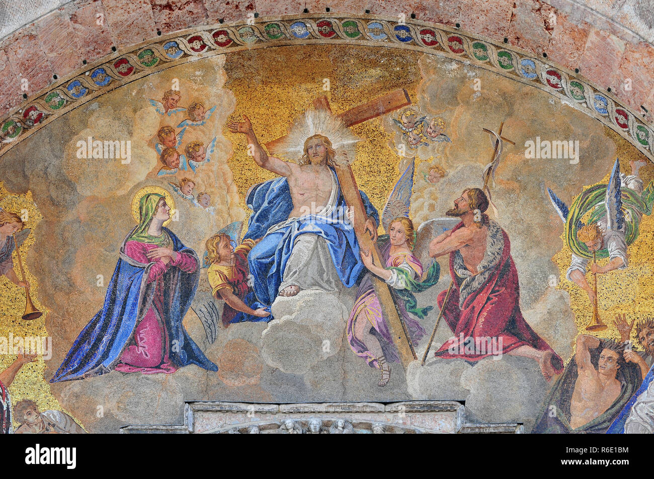 Des fresques sur l'avant de la Basilique Cathédrale Patriarcale ...