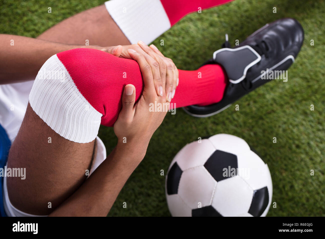 Blessure de football sur un terrain au sol Banque de photographies et d ...