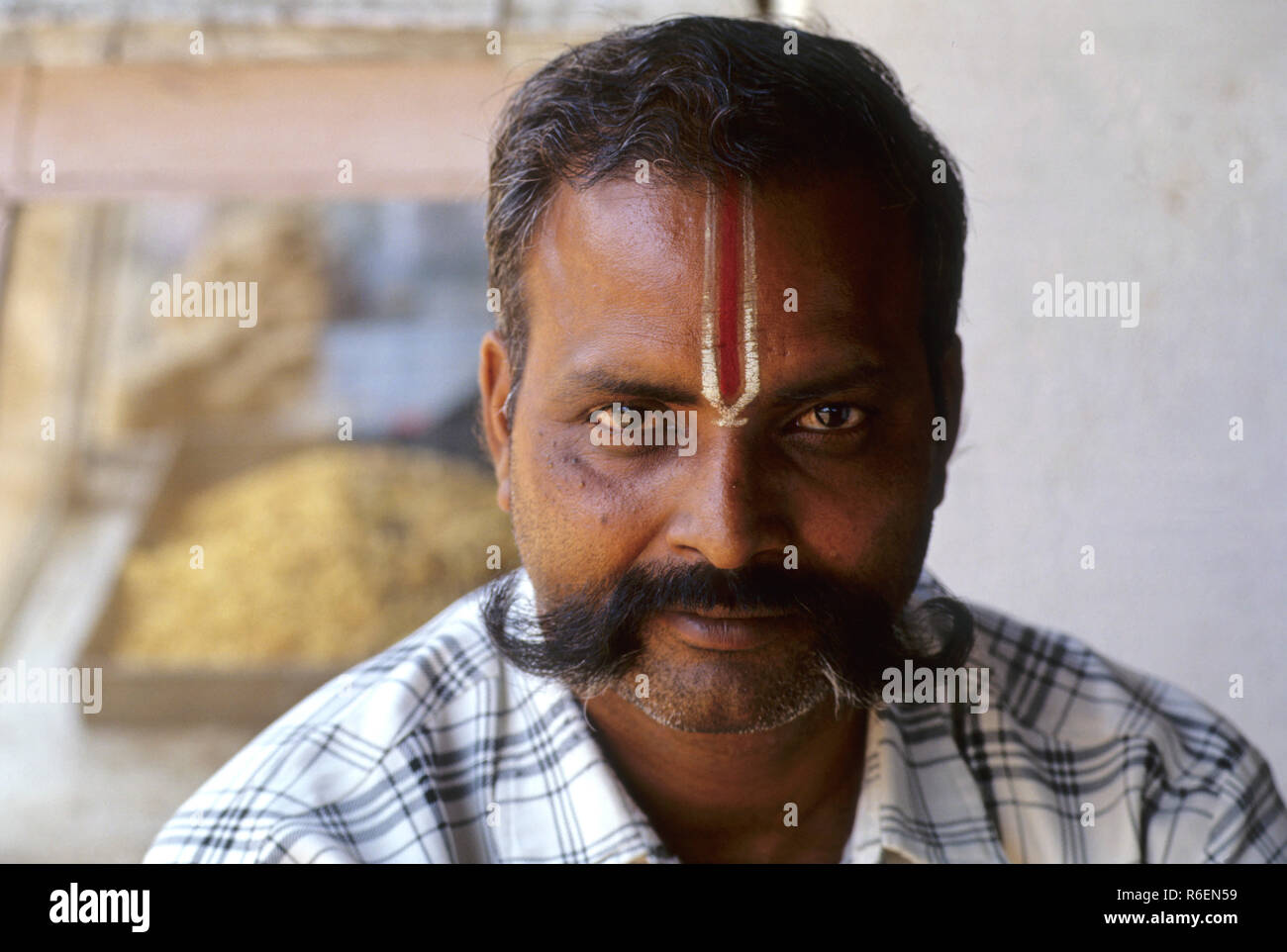 Homme hindou avec tilak inde Banque de photographies et d’images à ...