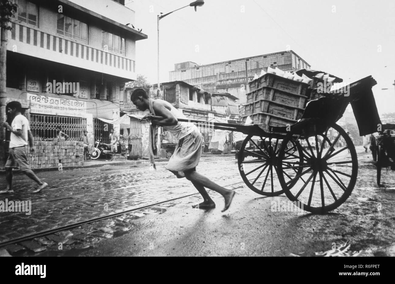 Rickshaw puller Banque d'images noir et blanc - Alamy