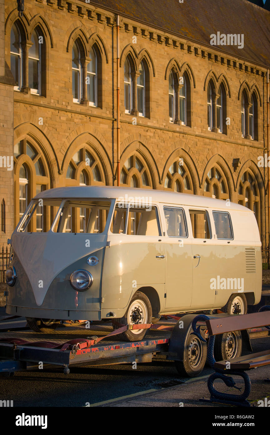 Un classique à deux tons emblématique volkswagen VW 'plitty' campervan ...