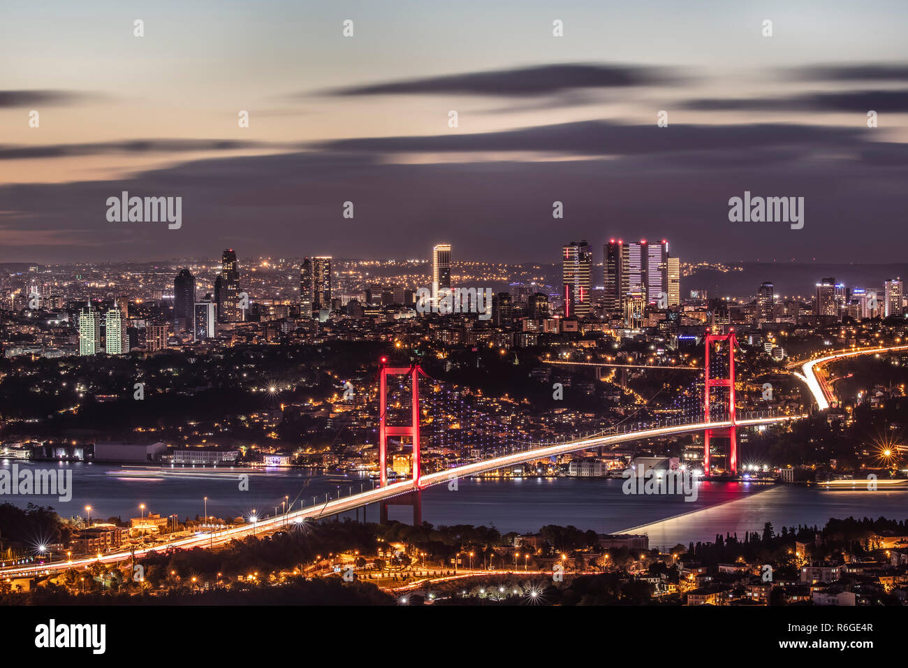 Pont Du Bosphore La Nuit Banque d'image et photos - Alamy