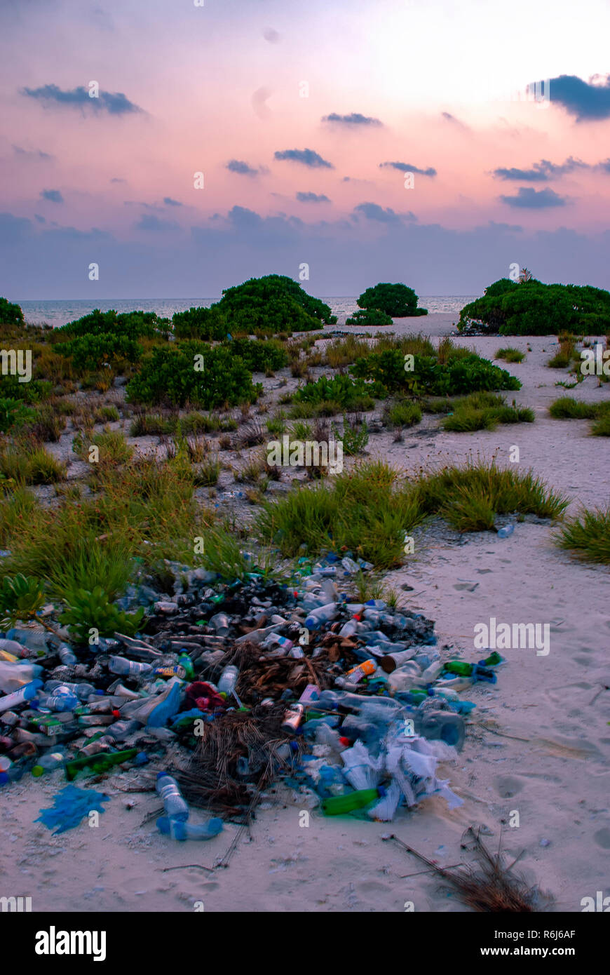 Maldives pollution on beach Banque de photographies et d’images à haute ...
