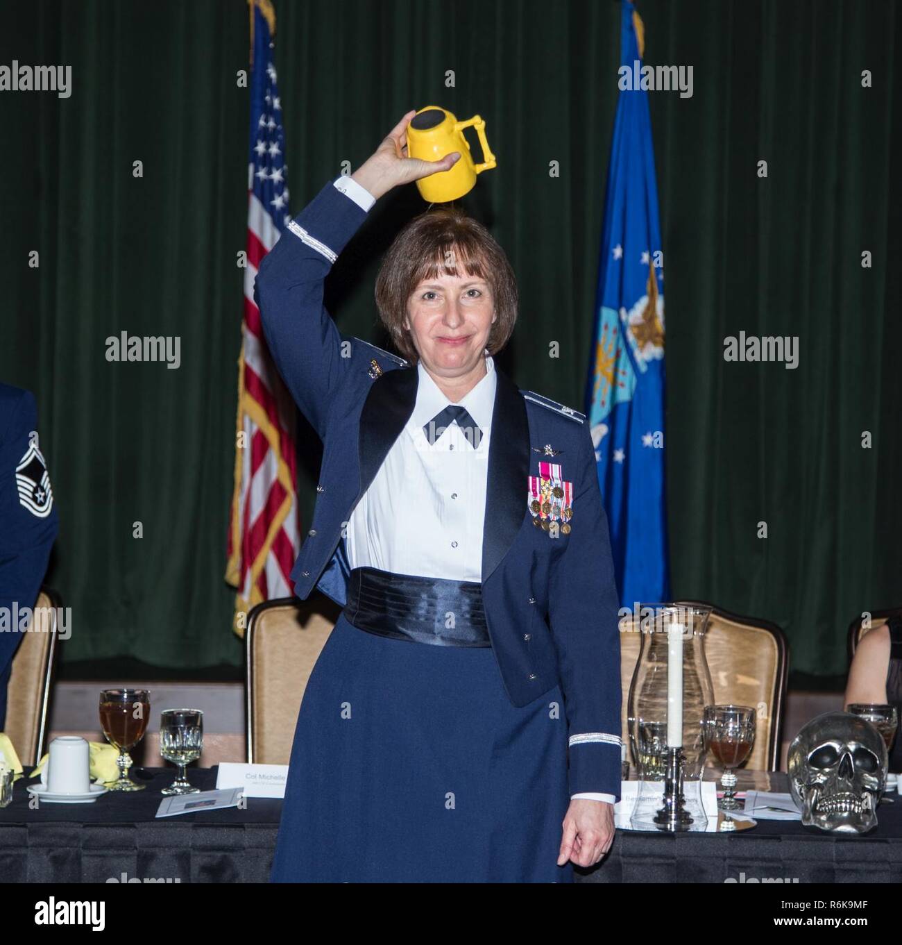 Le colonel Michelle Hayworth, 688th Wing commander le cyberespace ...