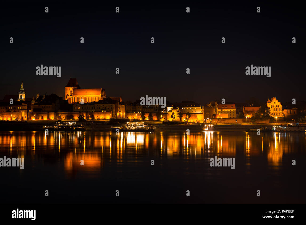 Panorama du centre-ville médiévale de Torun. Château teutonique avec ...