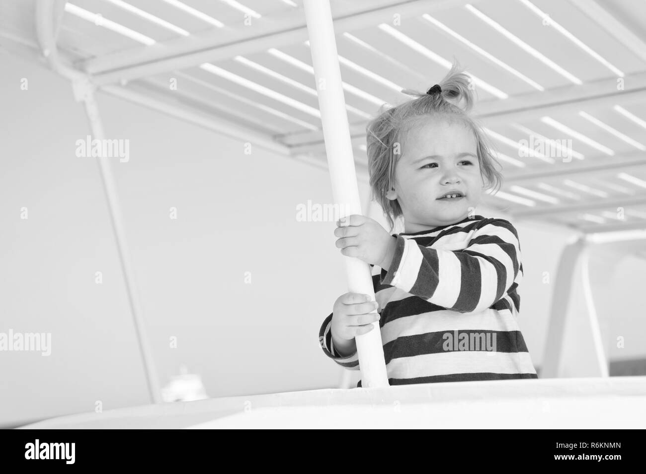 Croisière avec les enfants. Enfant smiling face rayée chemise ressemble ...