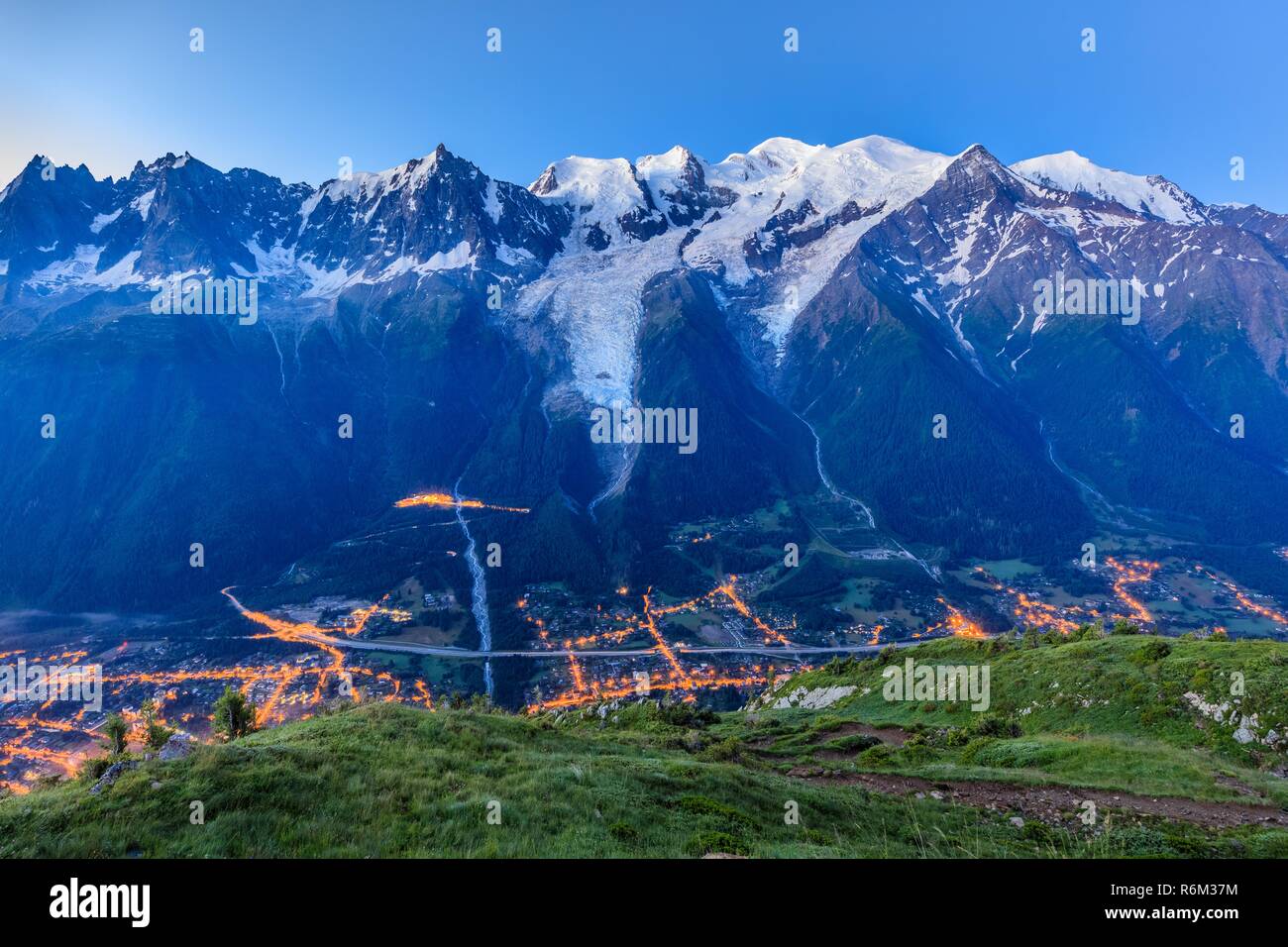 Chamonix village valley night in Banque de photographies et d’images à ...