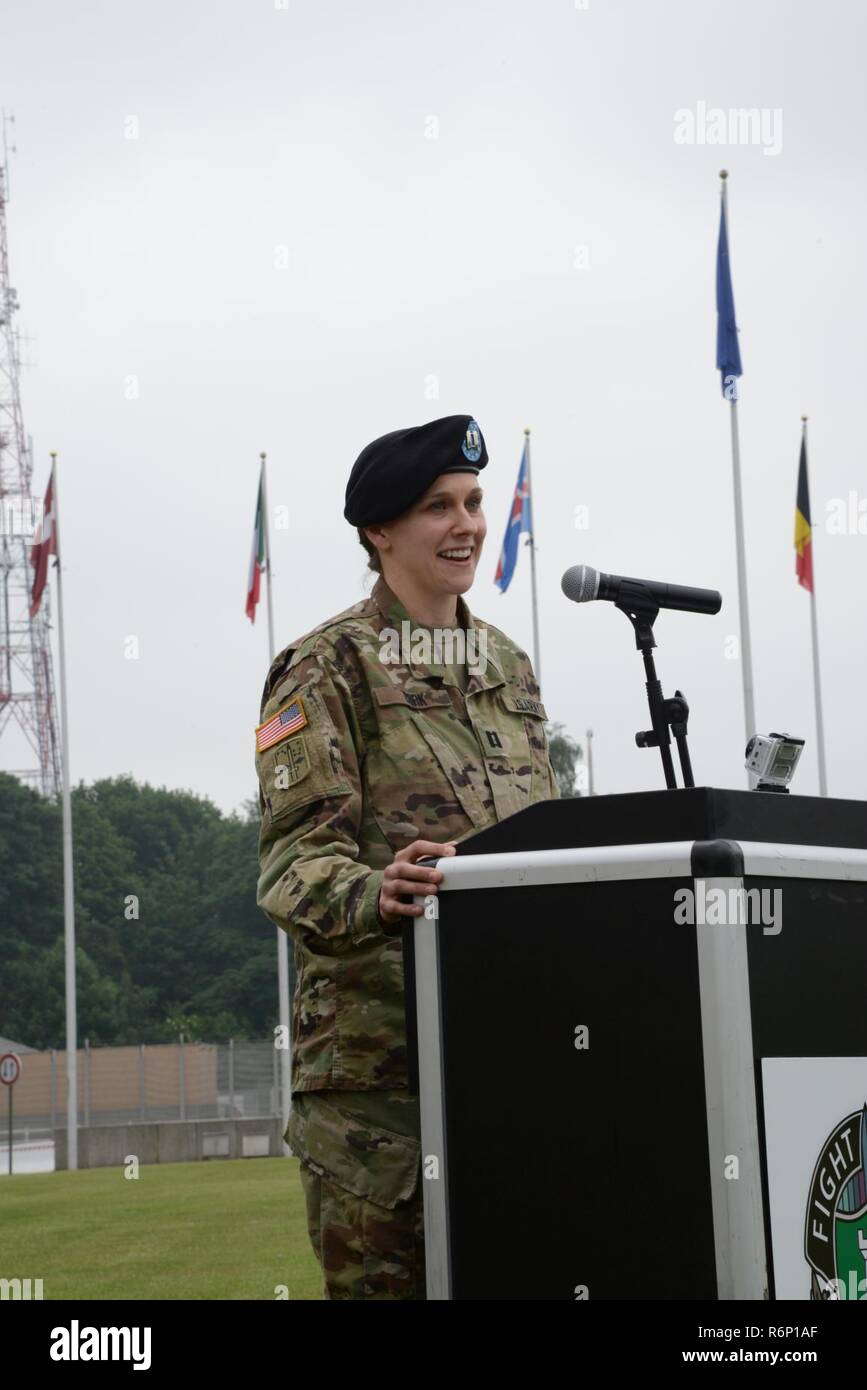 L'ARMÉE AMÉRICAINE Cpt. Danielle K. Cork (commandant sortant), porte ...