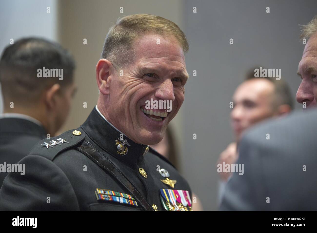 Le général du Corps des Marines américain Robert S. Walsh, commandant ...